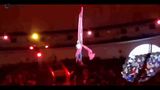 杂技演员表演时从高空摔落 当场失去意识