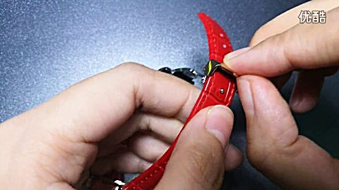 谛麒女神表系列蝴蝶双按扣表带的正确使用方法