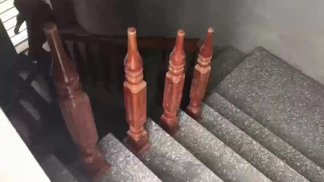 看国内木工装修团队的师傅,如何徒手打造欧式实木楼梯扶手!