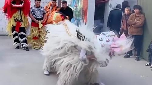 巾帼不让须眉,女孩娴熟的舞狮动作幸运流失,周围观众看得目瞪口呆