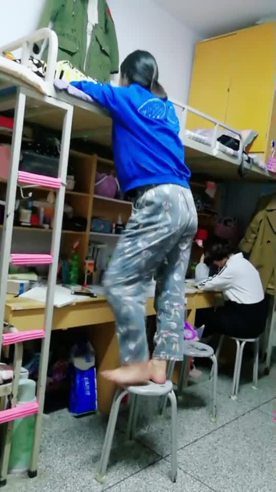 文管专业的室友 明天要考专业课 背书已背疯 旁边小姐姐的表情证明了...