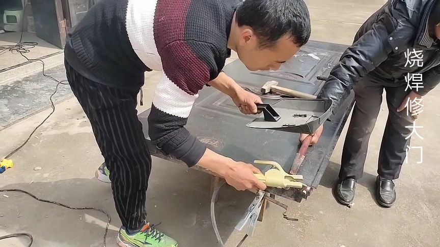 浙江大哥聪明能干,家里门坏了自己修理中!