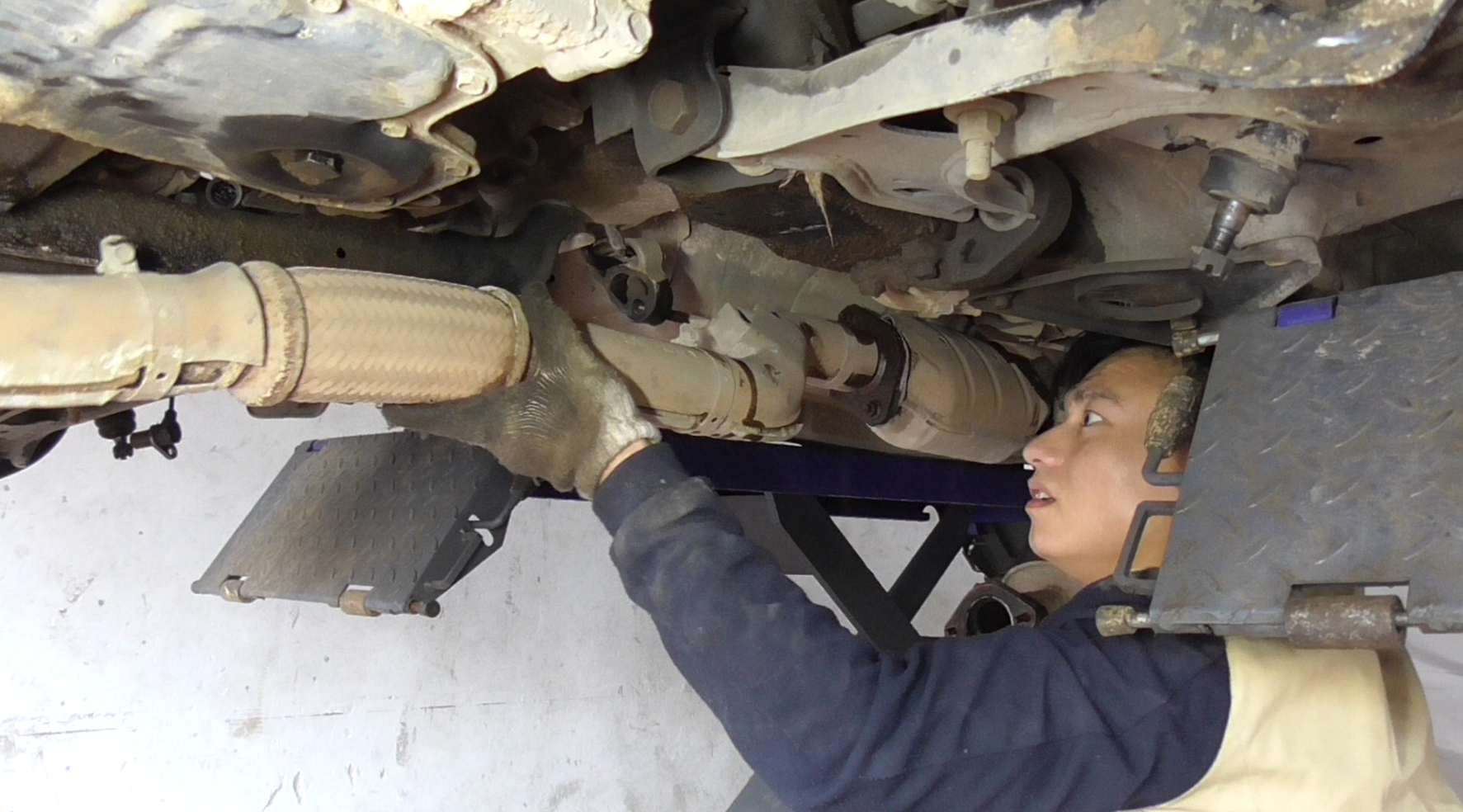 为了拆变速箱半轴,把排气管都拆下来,离吊发动机不远了