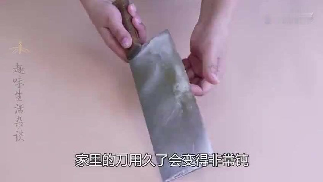 菜刀钝了,别再花钱请人磨了,只需1分钟,教你快速磨刀法