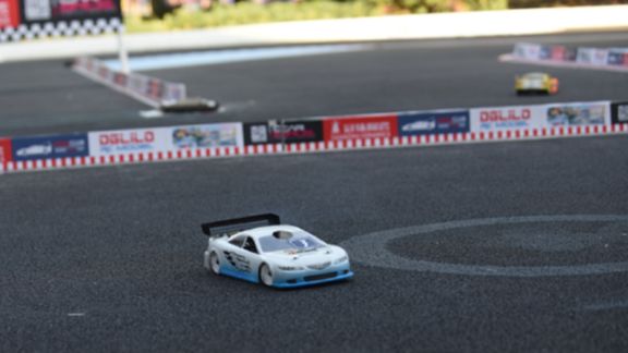 上演袖珍版“速度与激情”!300选手参加东莞市车辆模型公开赛