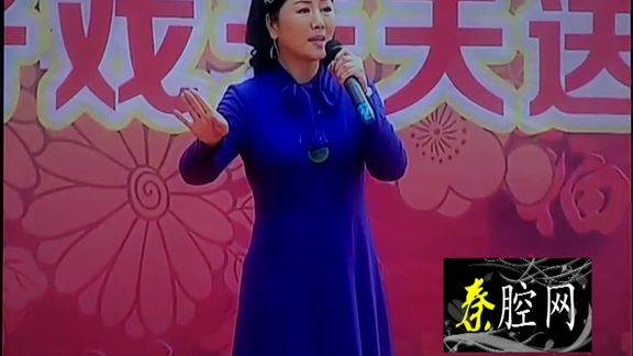 秦腔《三堂会审》选段,侯红琴在社区演唱,专业的就是不一样