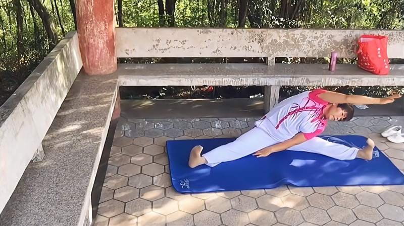 筋骨不通生百病,经络通了百病消,五旬大妈分享拉筋动作