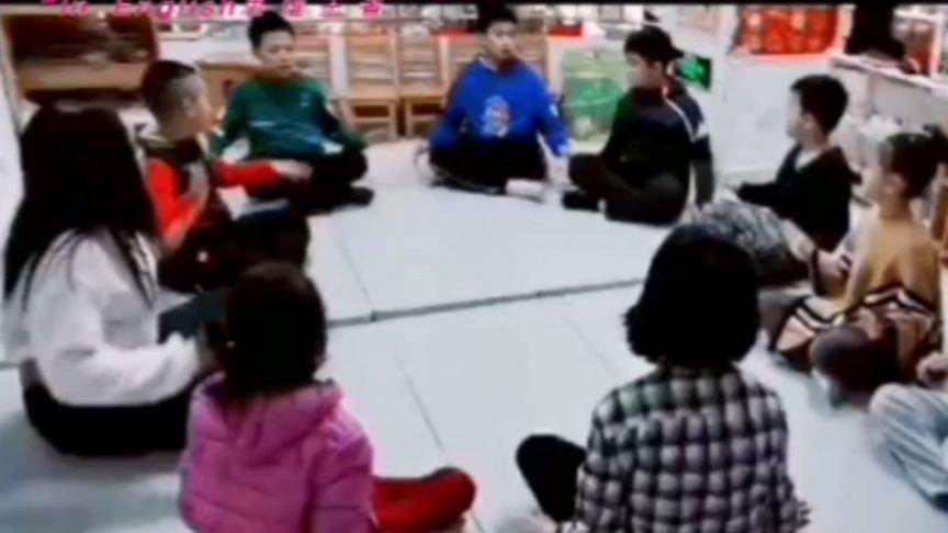 你一个我一个,动手动脑,和外教老师一起玩转关于Color的单词