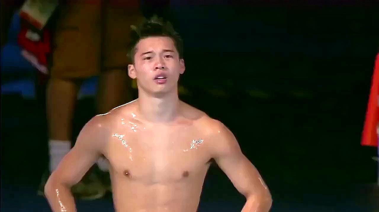 中国跳水男运动员,身材肌肉完美,跳水技术更是没的说!
