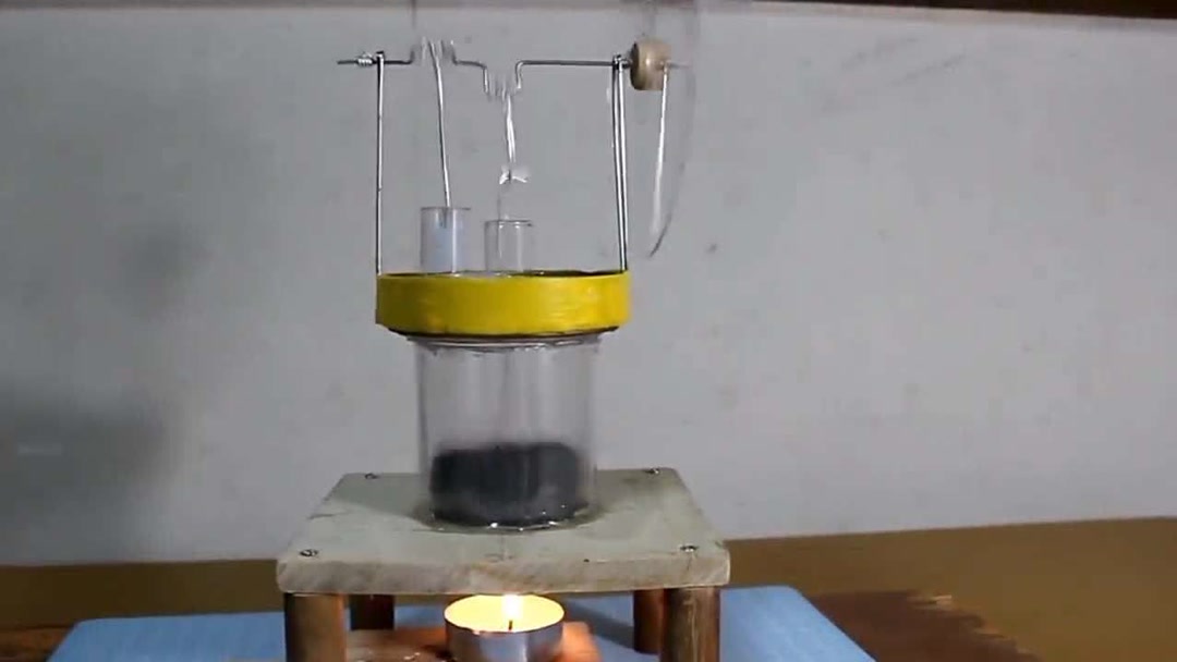 牛人自制了很直观的斯特林发动机模型,原理看得明明白白,超赞!