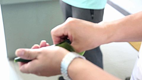 教研中心附属学校生活课程之包粽子