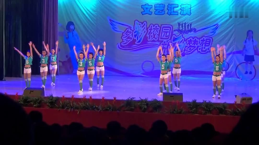 青春女大学生 校园文艺晚会热辣性感演出