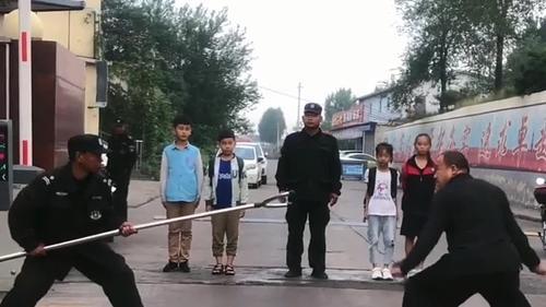 这就是我们小区的保安晨练,用器械轻松把"坏人"打败,这下放心了