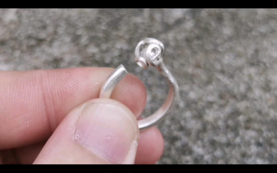 纯手工制作一枚戒指,珠子会动挺好玩!