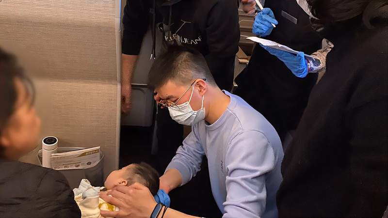 2月大婴儿飞机上发病持续呕吐,飞机备降长沙紧急救助