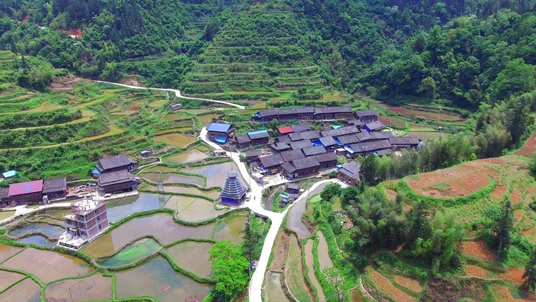 航拍贵州大山里一个侗族村寨,这样看美极了,犹如仙境般的景色