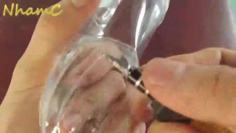 使用塑料瓶橡皮筋制作玩具动力车一