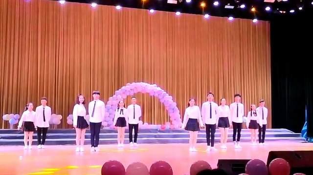 晚会上跳《东西》舞蹈,太浪漫了吧,别人学校的小哥哥