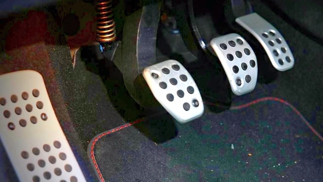 转弯的时候到底要不要踩离合?做错了可能有危险