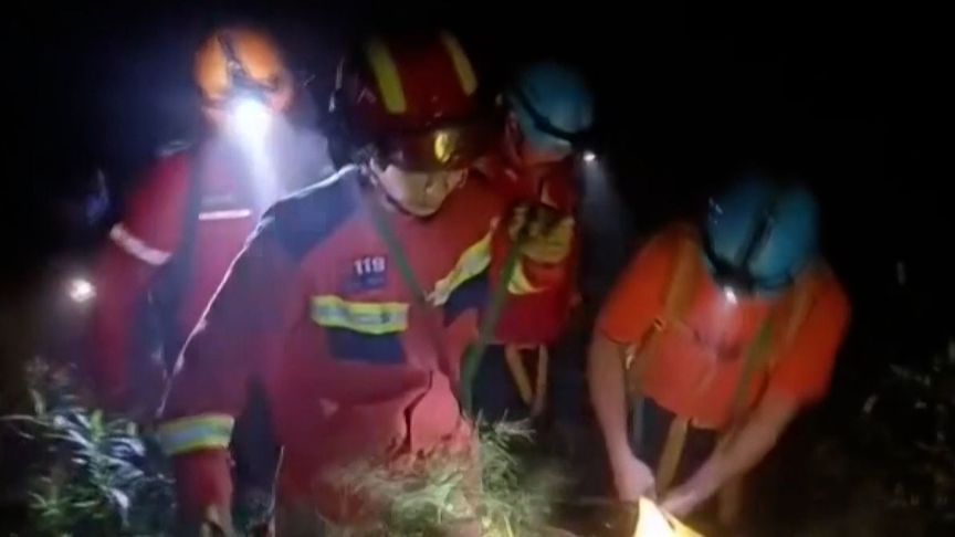 男子被困深山1天1夜后失温,救援人员4小时接力运送