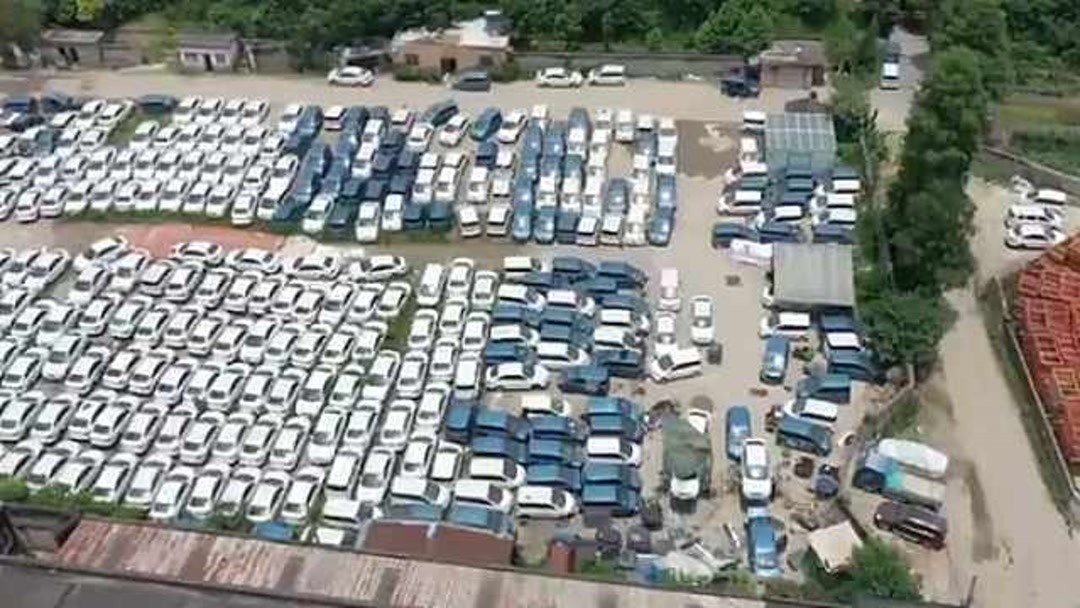 千辆电动车荒废郊外,涉及哪吒、北汽、长安,行业专家:坑人
