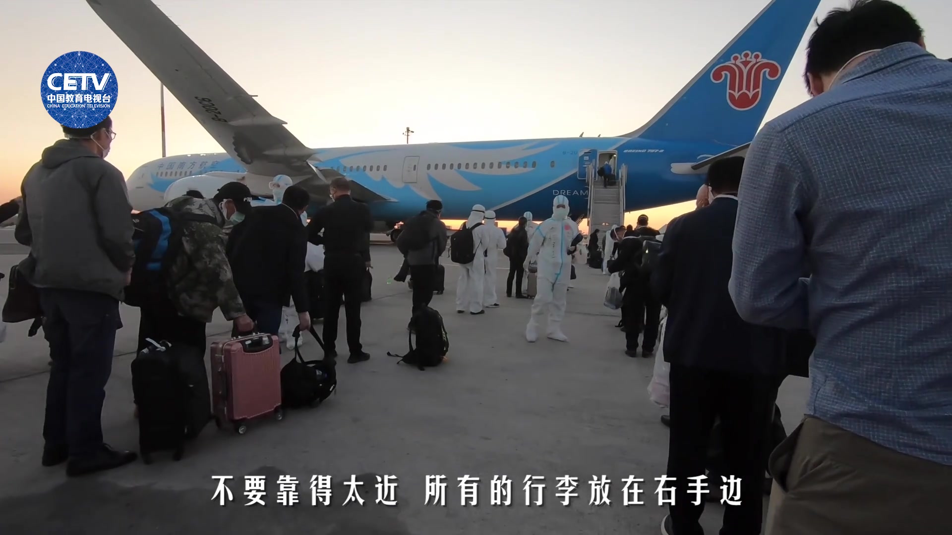 乘包机回国!中国网友拍vlog实录包机接在伊朗中国公民回国全程及疫期...