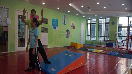 分腿前滚翻(Straddle Roll Down Cheese )