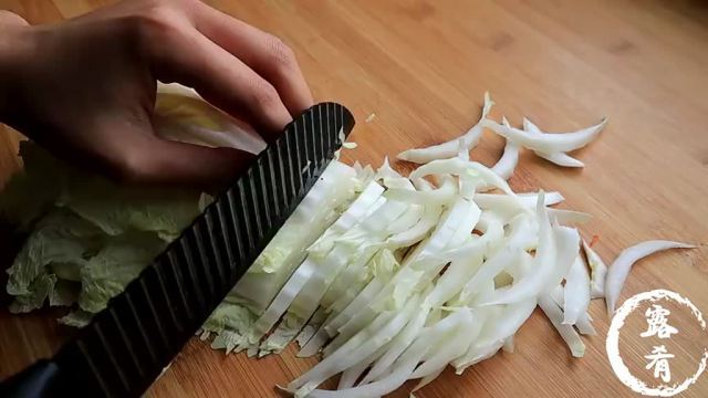 天冷这样吃白菜,加一把金针菇,不用炒,不用炖,出锅口水流下来