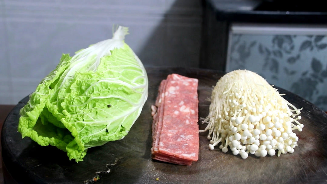 白菜别再炒着吃,加点金针菇培根真美味,出锅孩子没吃够,太香了