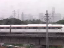 CRH6型动车组通过坦尾