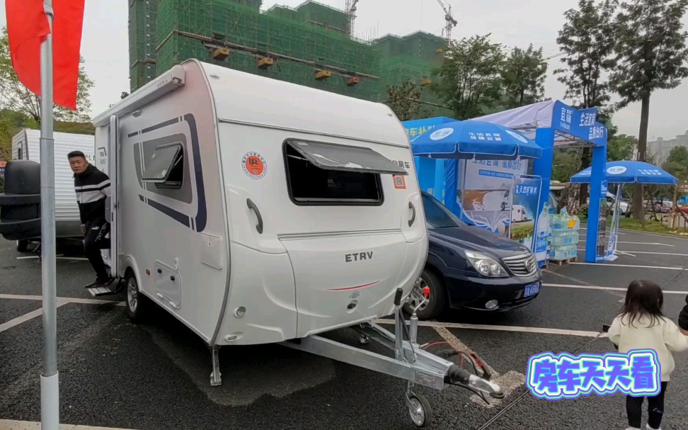 展会发现一款很实用的小型拖挂房车,空间够大可睡多人,仅售8.58万元