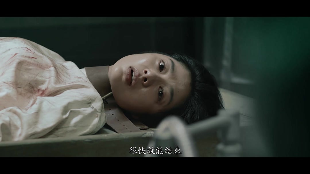 美女被捆绑观看残忍手术,几近崩溃