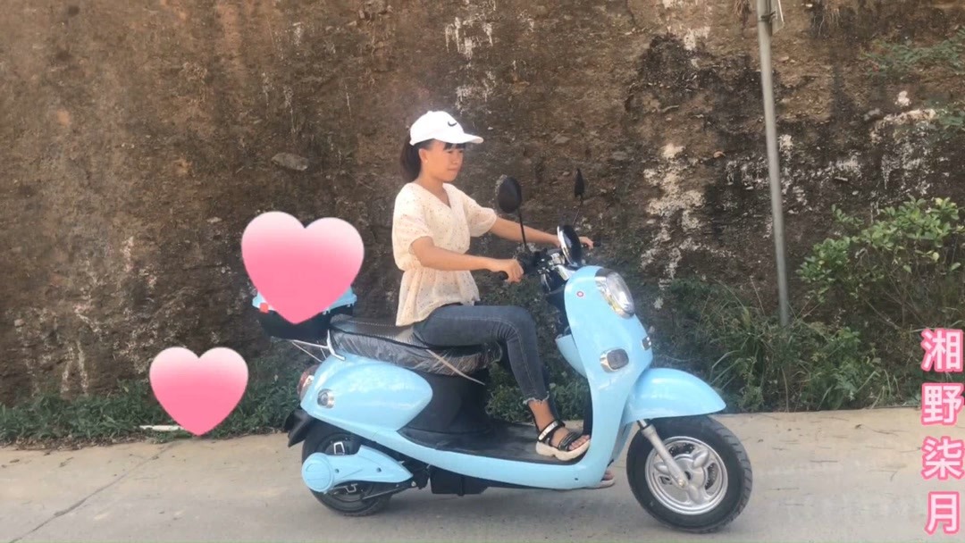 农村小妹今年20岁,第一次骑电动车,大家看看这技术怎么样?