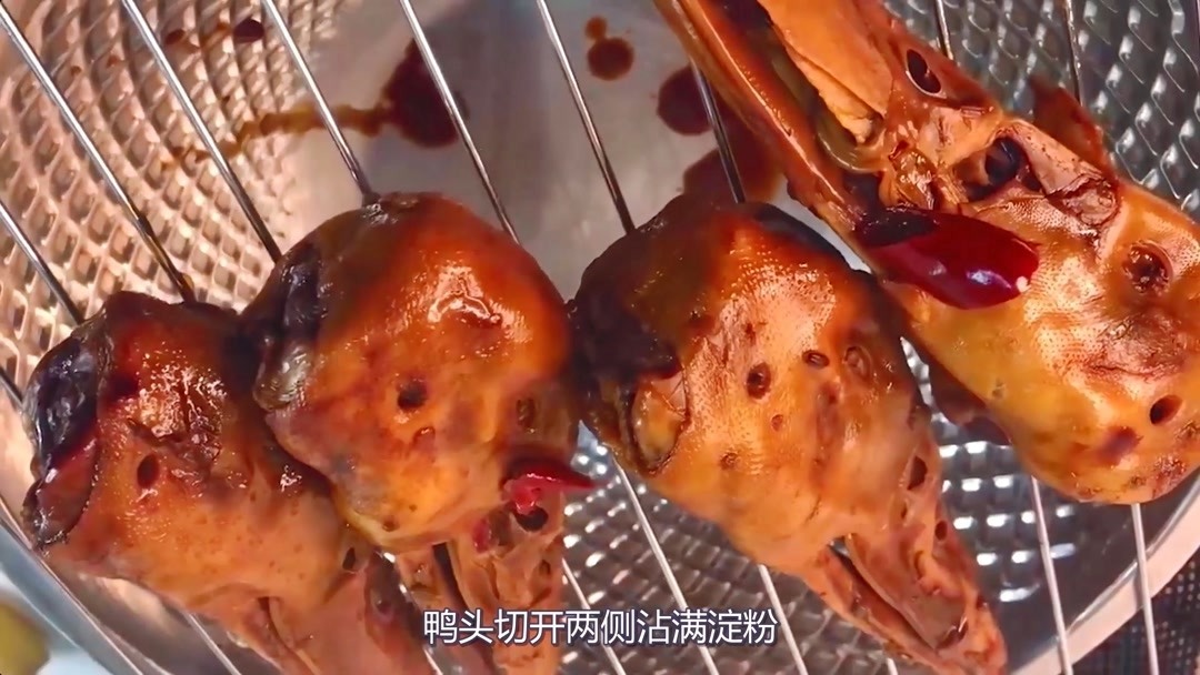 厨师长用15元买了4个鸭头,做干锅鸭头,又香又辣,吃着真过瘾