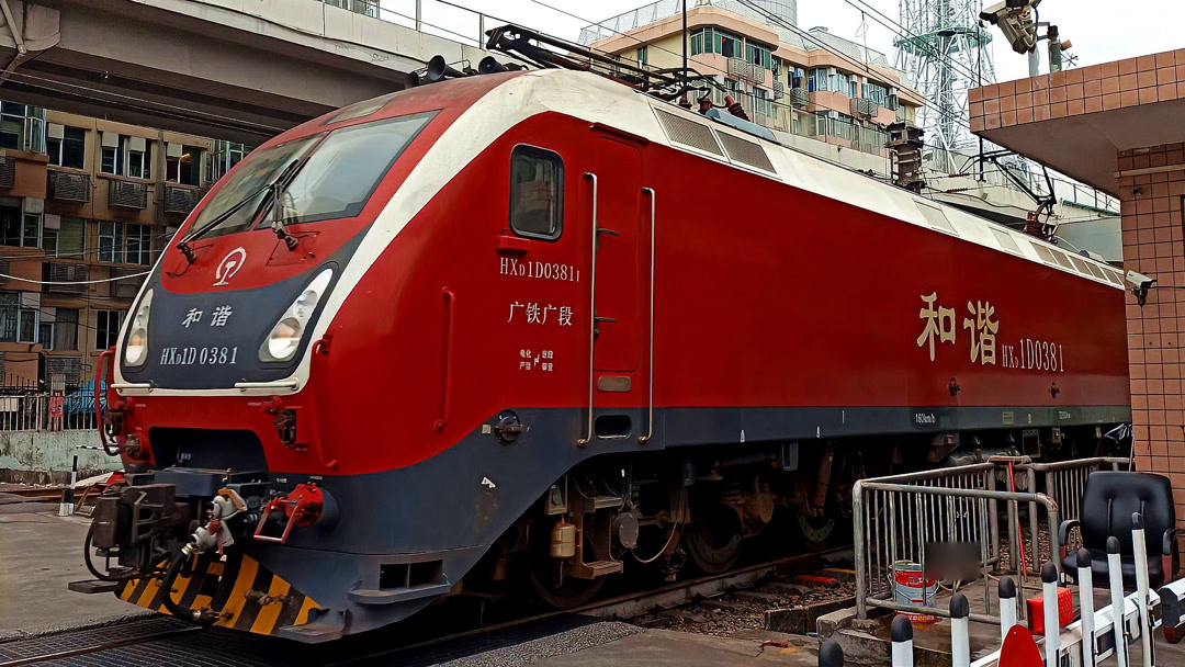 广广 HXD1D 0381牵引直快列车Z230 深圳-乌鲁木齐 通过射击场道口