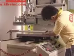 刮刮卡丝印过程,丝印演示,跑台丝印机-深圳市嘉力强电子设备有限公司
