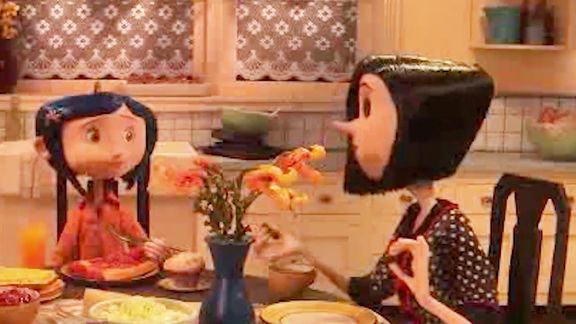 短片《鬼妈妈》,女孩发现家里不一样,妈妈让她把纽扣缝眼睛上!