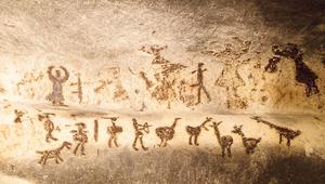 秘鲁科学家发现史前壁画,记录人类猎杀恐龙,外星人早来过地球?