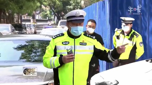 南京:围挡边两车相撞,车主怪视野,事故责任判定要根据实际情况