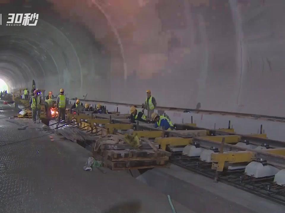 30秒|郑万高铁重庆段开始首节段无砟轨道施工