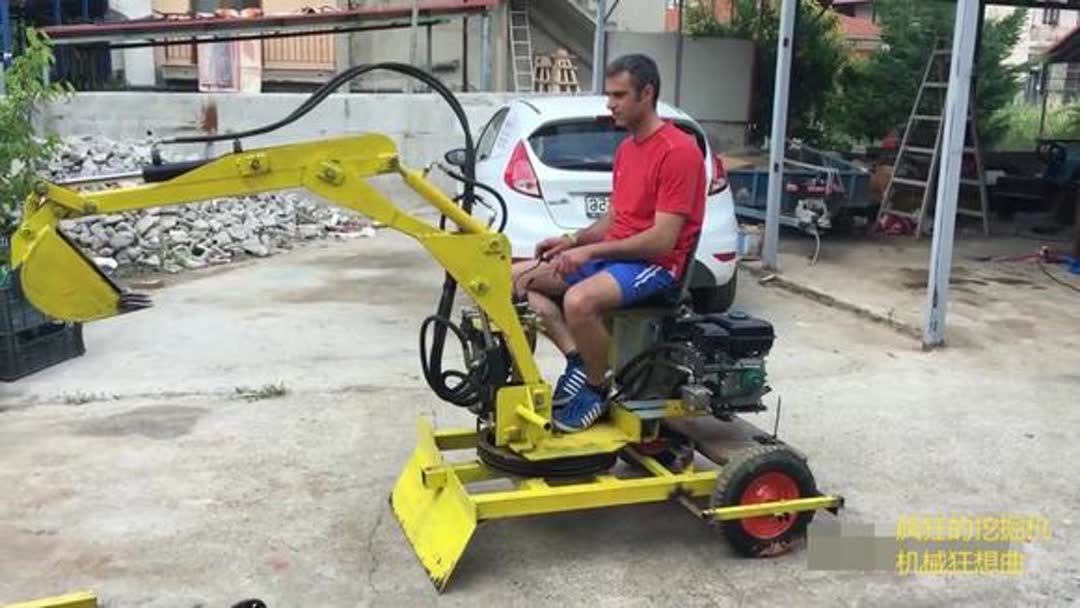 四个小型挖掘机视频,就最后一个小哥哥玩的最高兴!