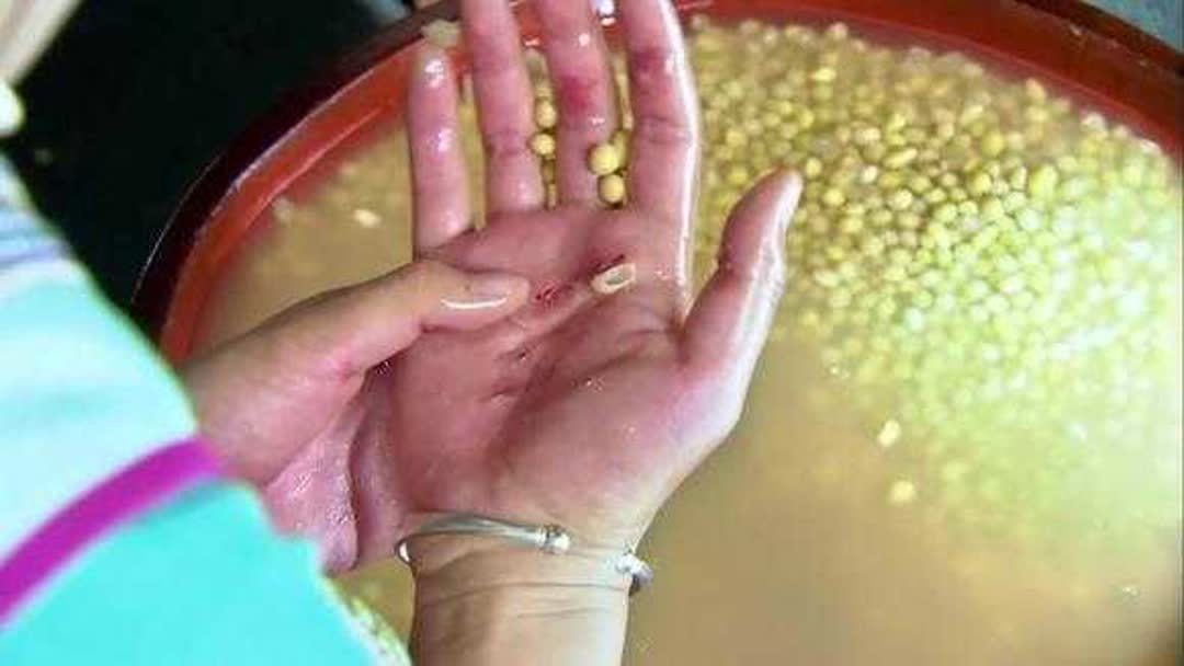 还珠格格:桂嬷嬷故意为难紫薇,让她一个人洗豆子,紫薇手都破了