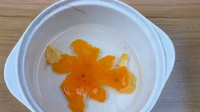 橘皮泡水来擦脸,没想到还有这样的作用,可惜才知道