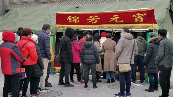 买元宵是要排队呦