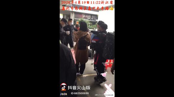 浙江省嘉兴市南湖区嘉兴火车站,出站前扫健康码获取绿码通行ߑ