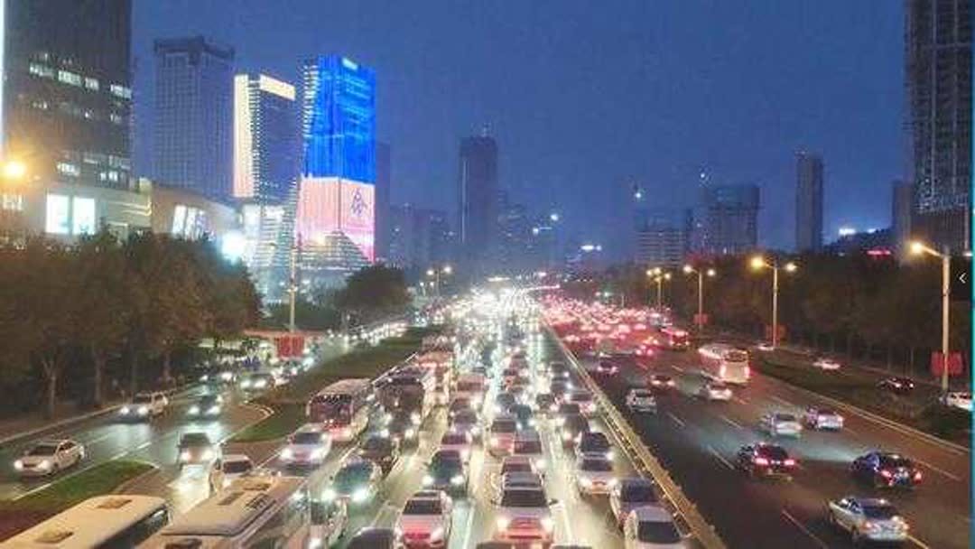 济南经十路双向14车道,在全国排第几?就这样还堵的济南CBD