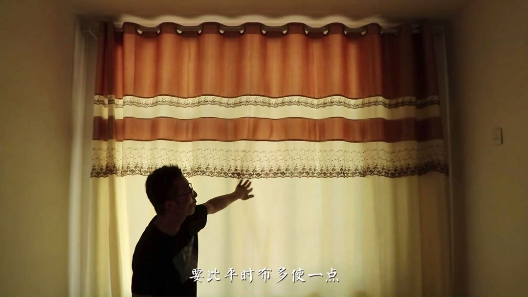 小伙上门安装窗帘，四个窗帘一共收了多少钱？价格低的想象不到
