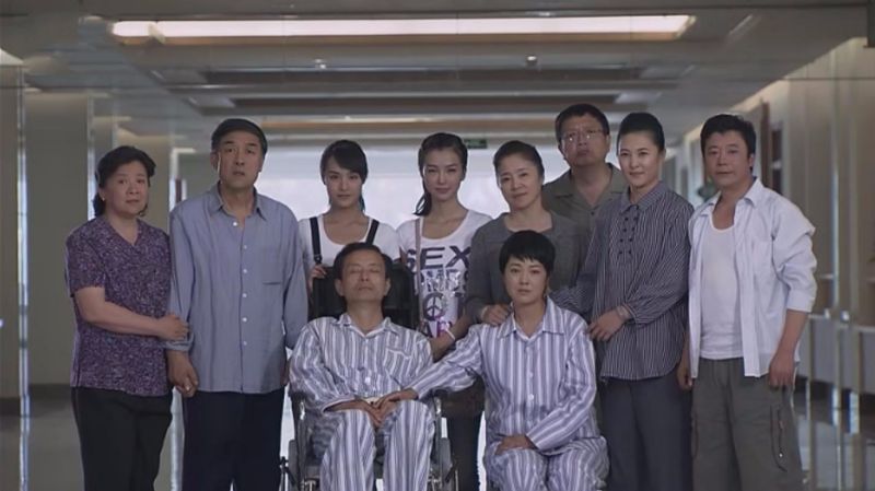 妻子癌症去世的那一刻,成植物人10年的丈夫流下眼泪同时去世