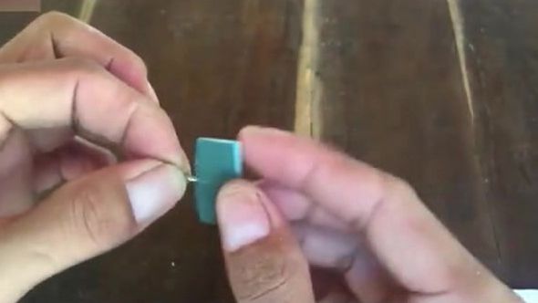用橡皮筋制作的一个小船,放在水里,速度真快