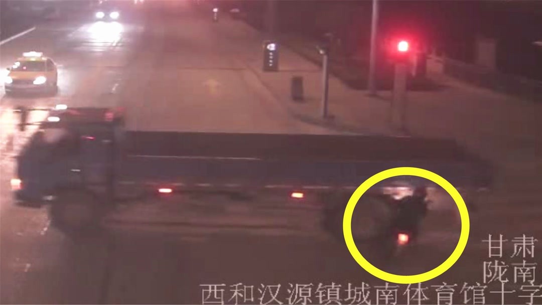 眼睛不看路?监拍:摩托车闯红灯撞上“横行”重卡翻车 骑手全责